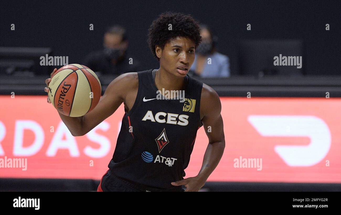 Las Vegas Aces forward Angel McCoughtry (35) sets up a play during the ...