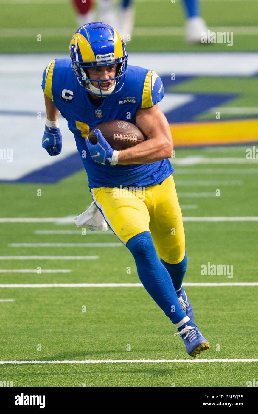 Los Angeles Rams wide receiver Cooper Kupp (10) sprints with the ball ...