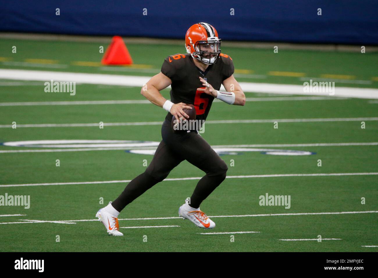 Cleveland Browns quarterback Baker Mayfield (6) prepares to pass ...