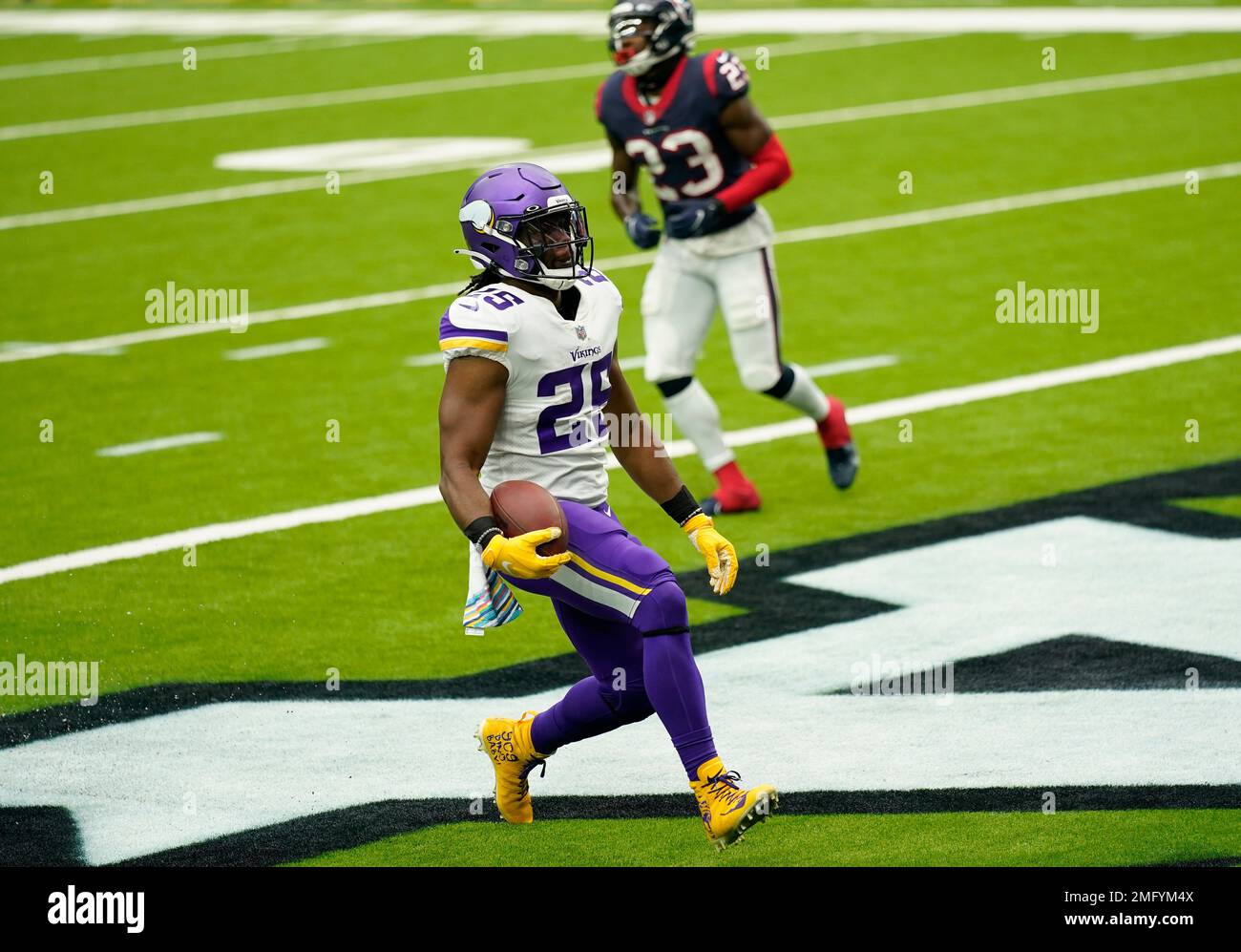 Minnesota Vikings running back Alexander Mattison (25) runs for a ...