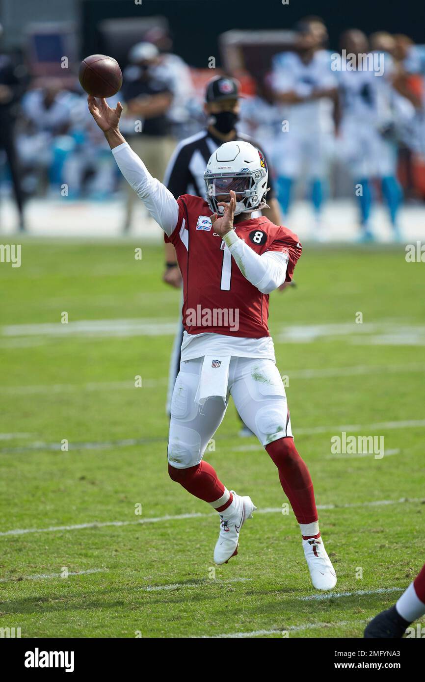 Arizona Cardinals quarterback Kyler Murray (1) passes the ball against ...
