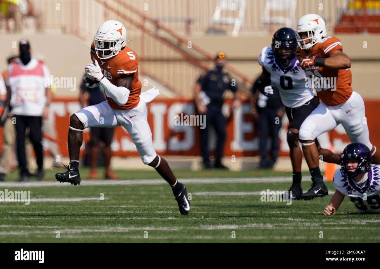 Texas running back Bijan Robinson (5) returns a kick against TCU during ...