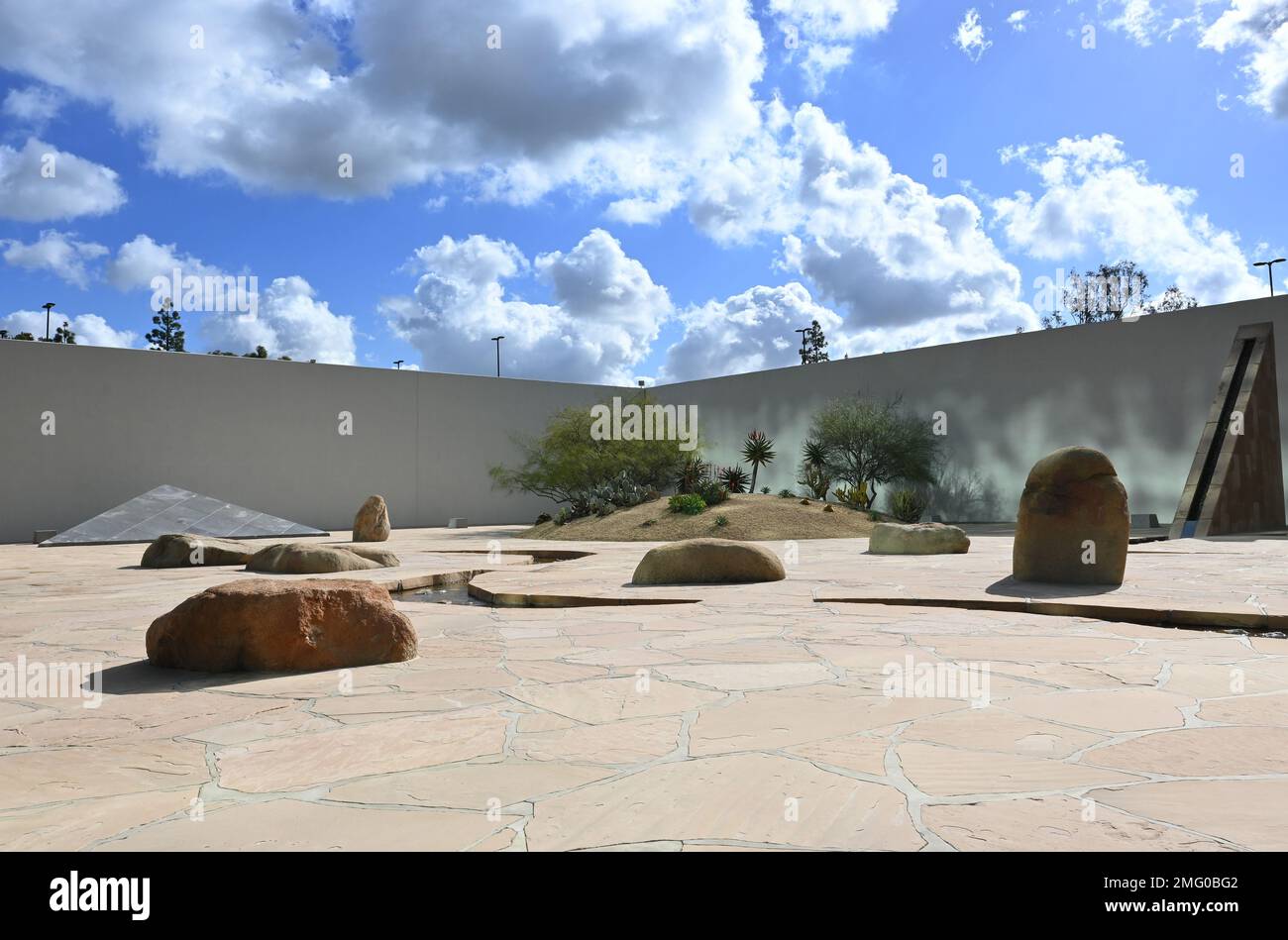 Sculpture by isamu noguchi california hi-res stock photography and ...