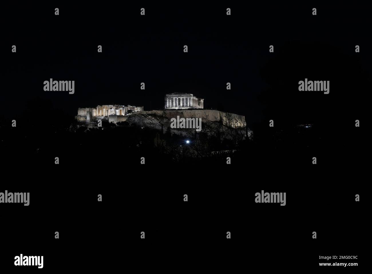 A new lighting system illuminates the ancient Acropolis hill in Athens ...