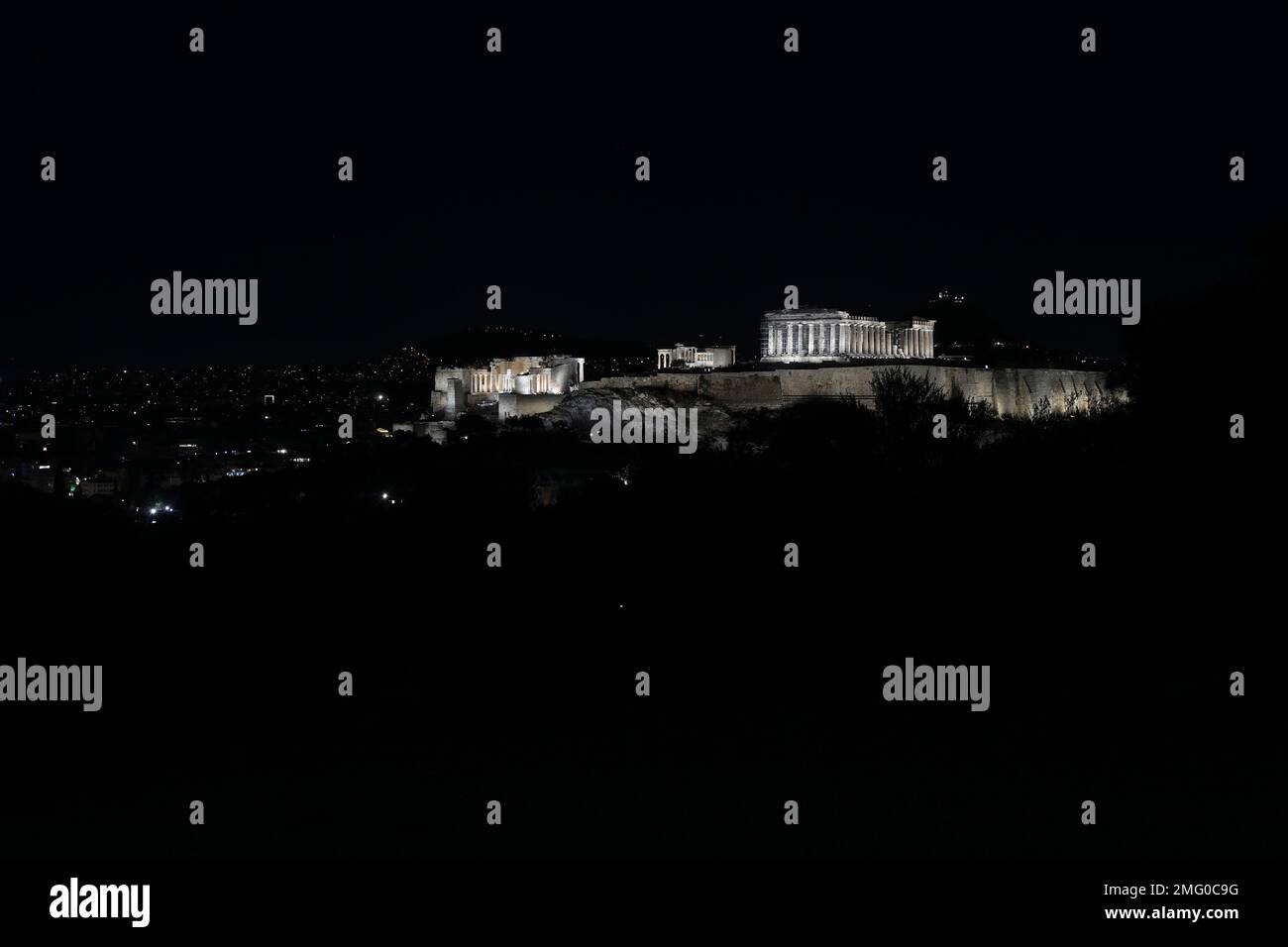 A new lighting system illuminates the ancient Acropolis hill in Athens ...