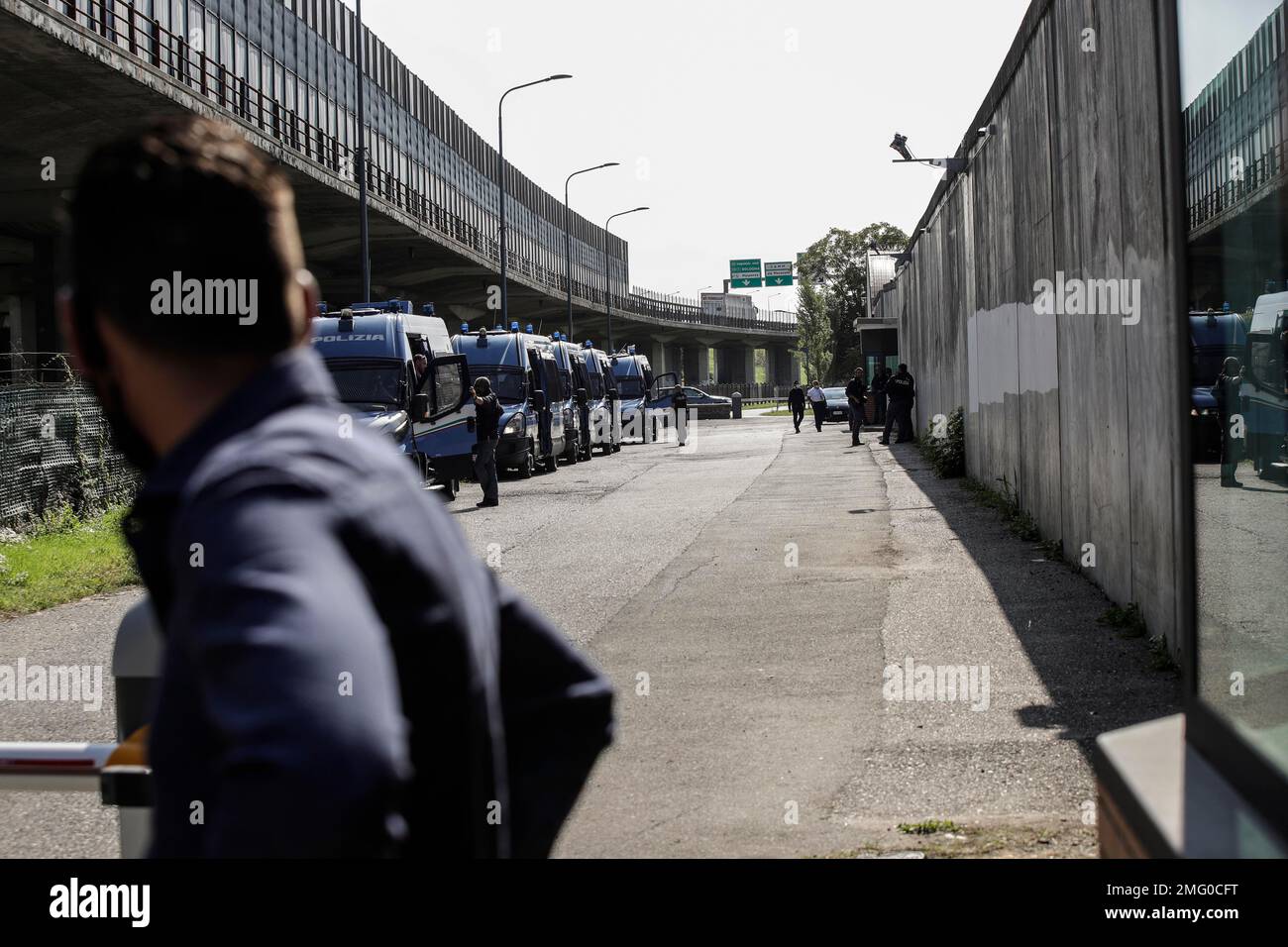 Police patrol the CPR (Centro di Permanenza per il Rimpatrio) at Via ...