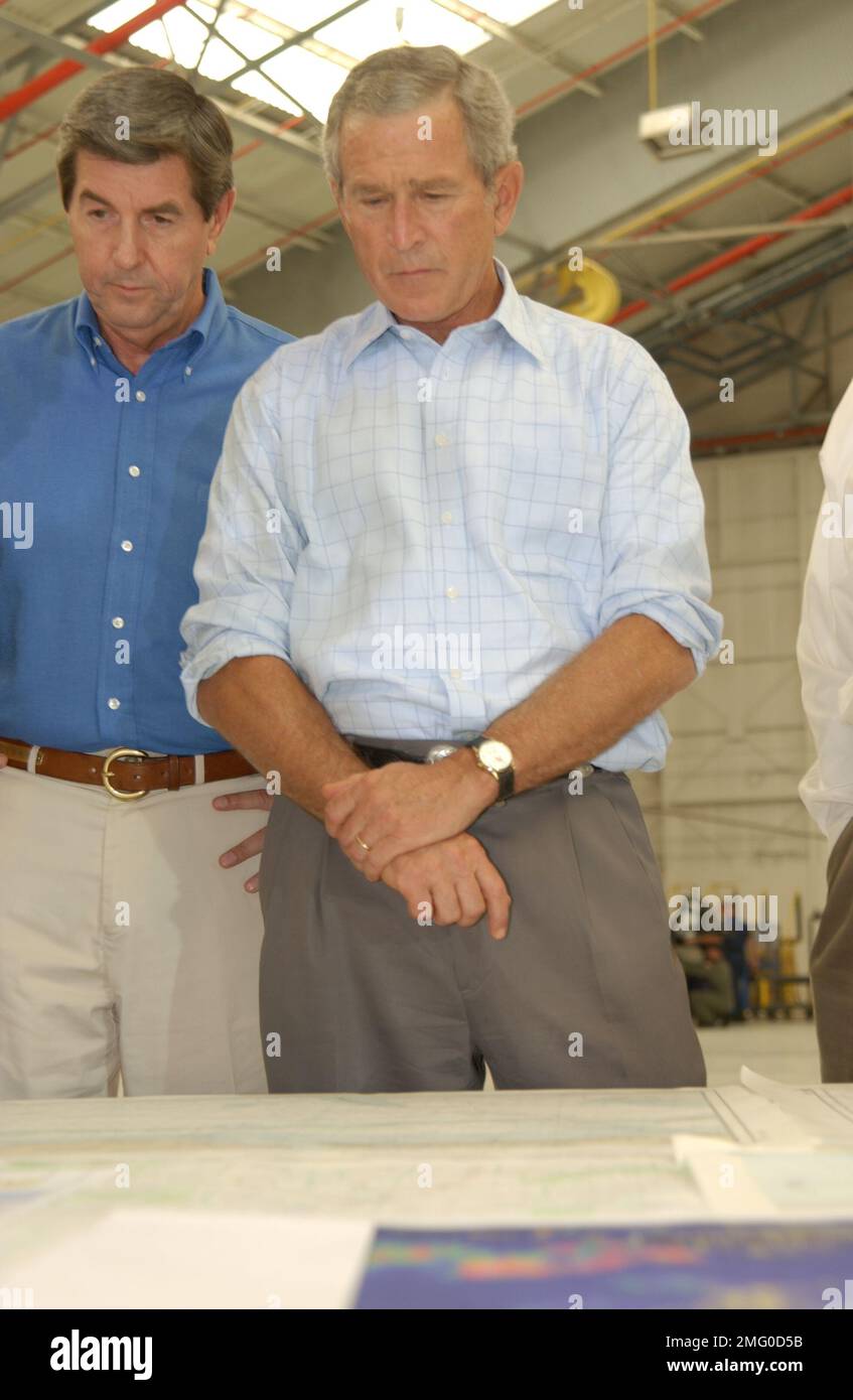 President George W. Bush Visit - 26-HK-6-134. Briefing in ATC hangar ...