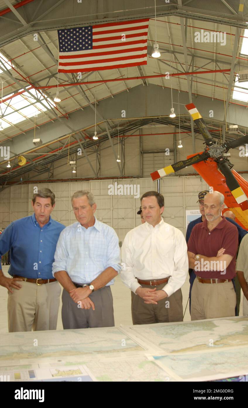President George W. Bush Visit - 26-HK-6-154. Briefing in ATC hangar ...