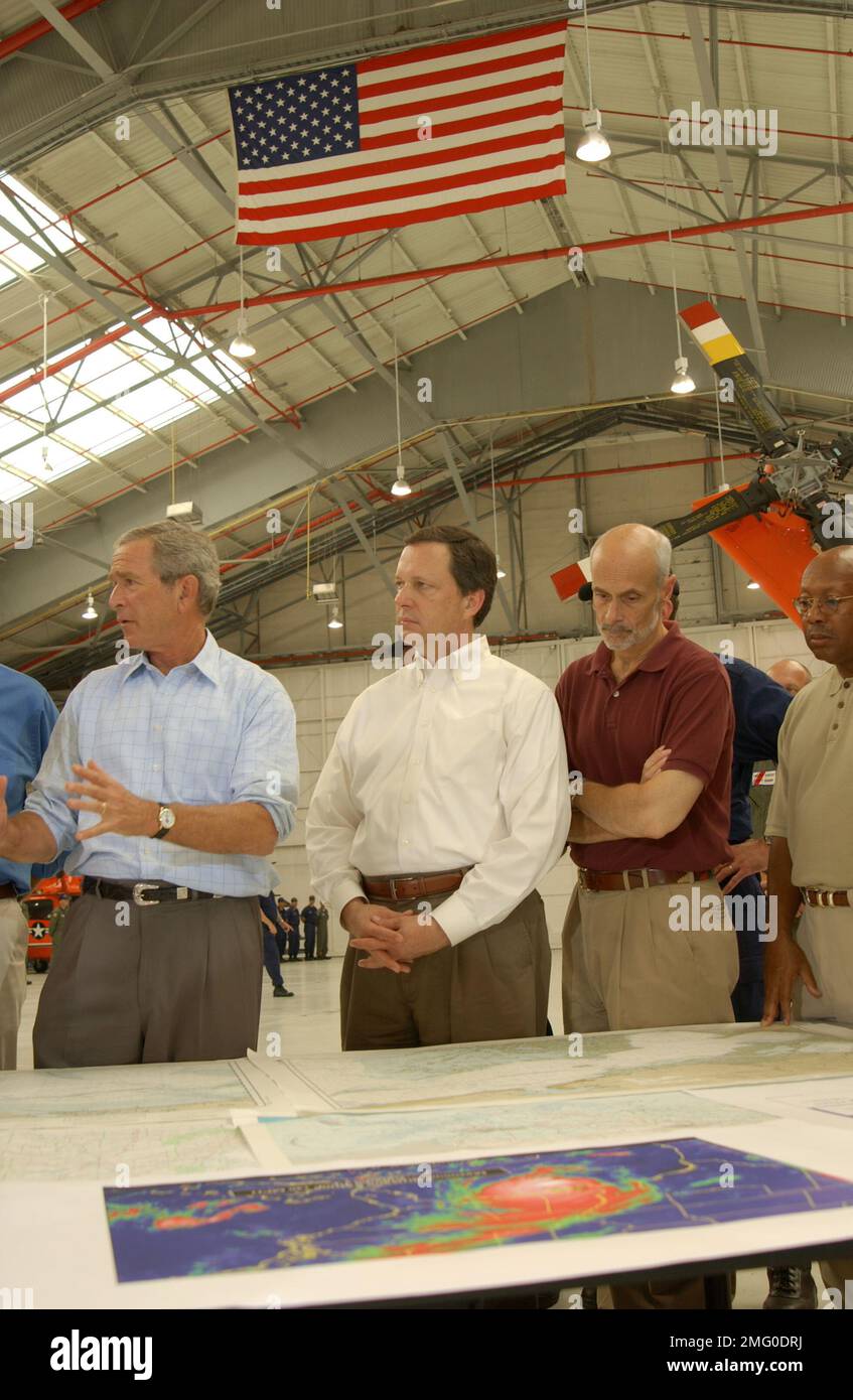 President George W. Bush Visit - 26-HK-6-193. Briefing in ATC hangar ...