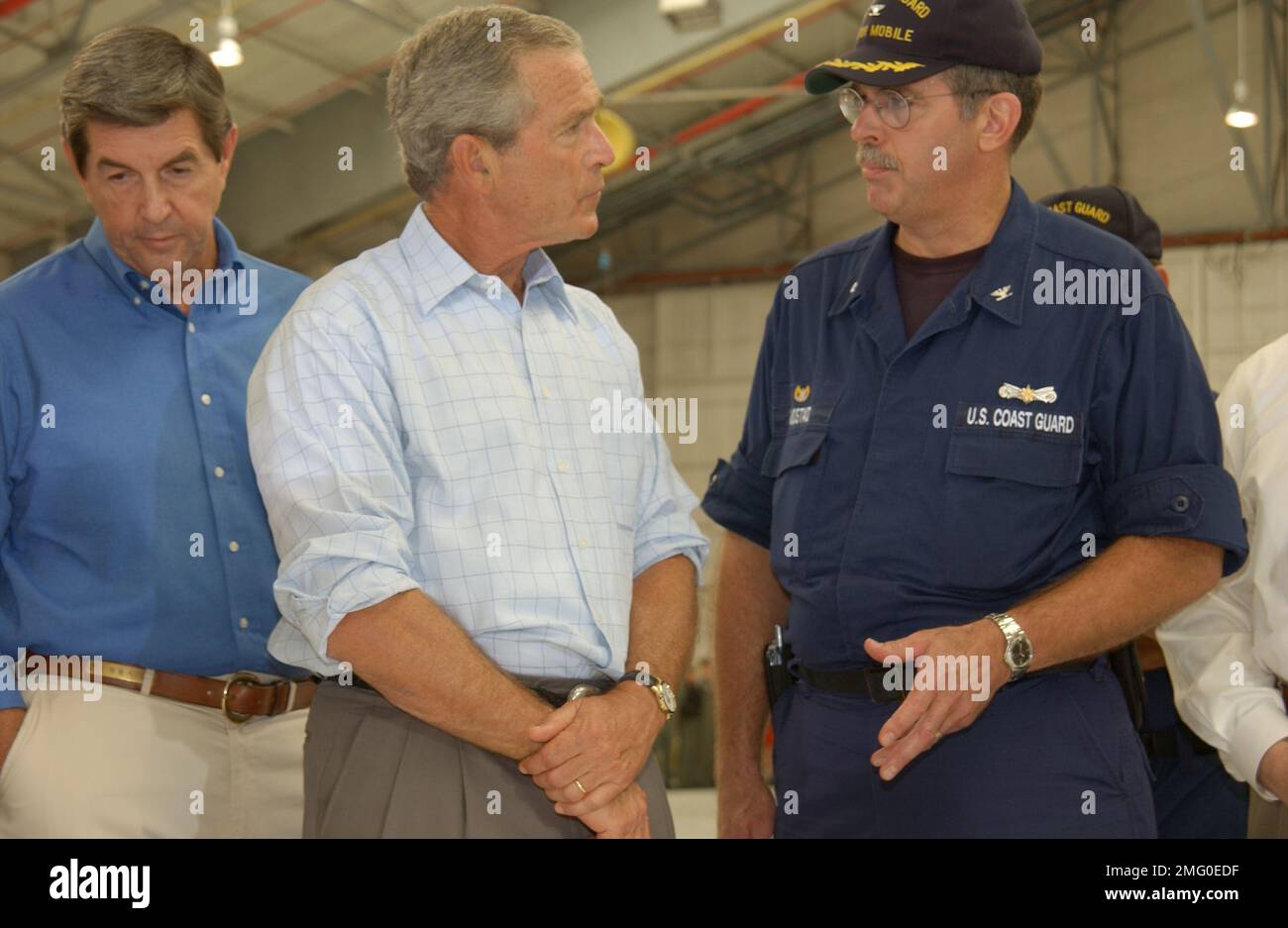 President George W. Bush Visit - 26-HK-6-146. Briefing in ATC hangar ...