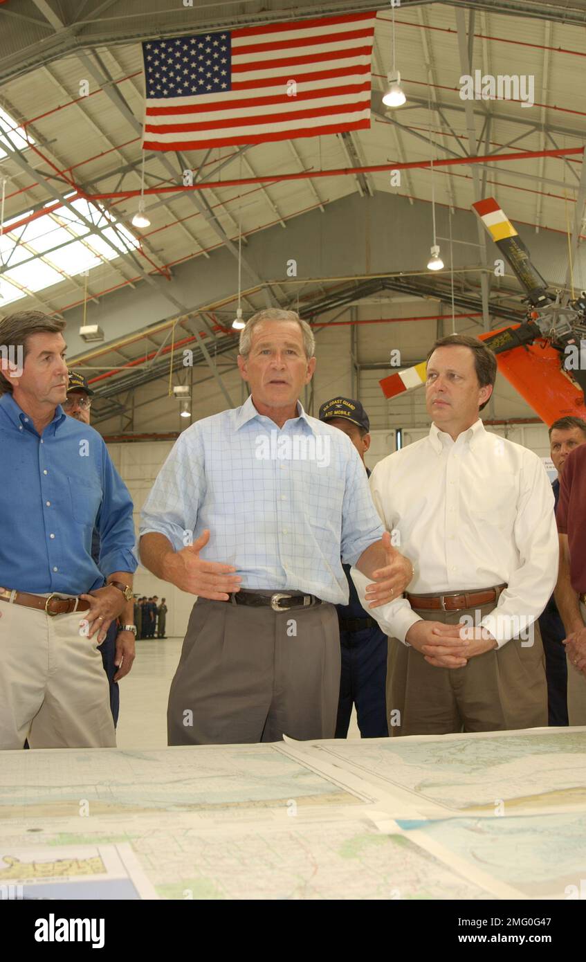 President George W. Bush Visit - 26-HK-6-128. Briefing in ATC hangar ...