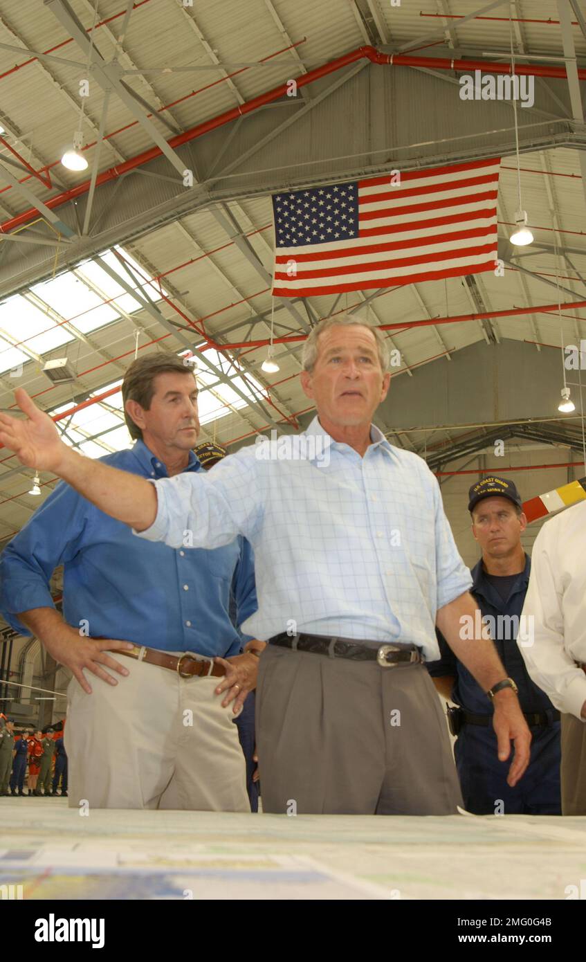 President George W. Bush Visit - 26-HK-6-124. Briefing in ATC hangar ...