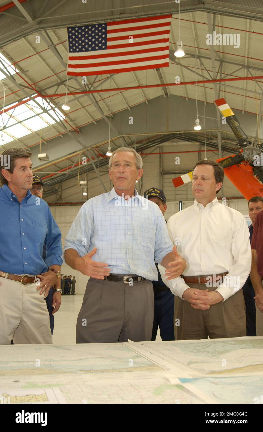 President George W. Bush Visit - 26-HK-6-129. Briefing in ATC hangar ...