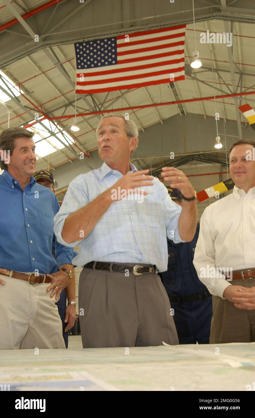 President George W. Bush Visit - 26-HK-6-130. Briefing in ATC hangar ...