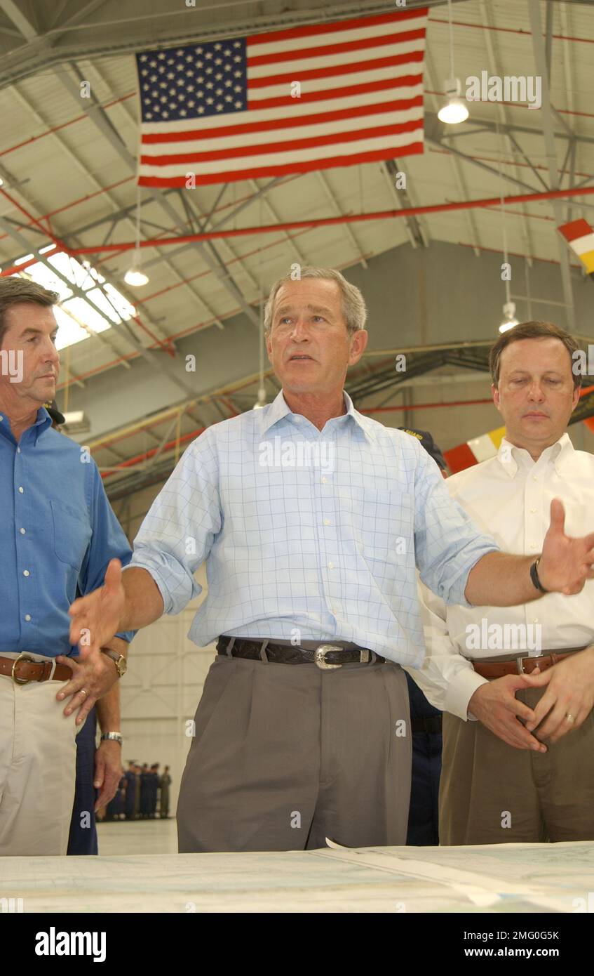 President George W. Bush Visit - 26-HK-6-132. Briefing in ATC hangar ...