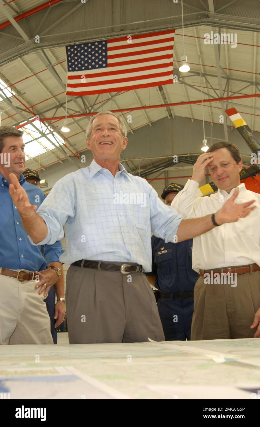 President George W. Bush Visit - 26-HK-6-131. Briefing in ATC hangar ...