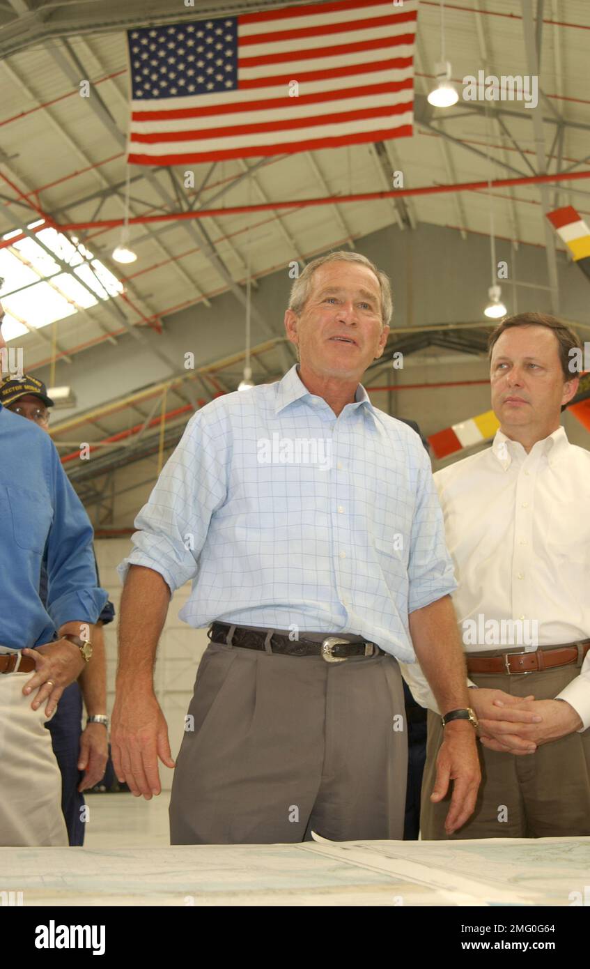 President George W. Bush Visit - 26-HK-6-135. Briefing in ATC hangar ...