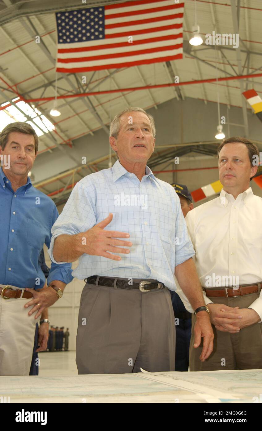 President George W. Bush Visit - 26-HK-6-126. Briefing in ATC hangar ...