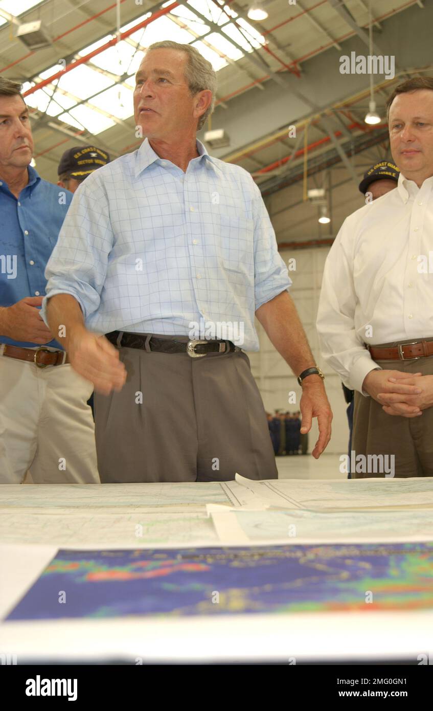 President George W. Bush Visit - 26-HK-6-157. Briefing in ATC hangar ...