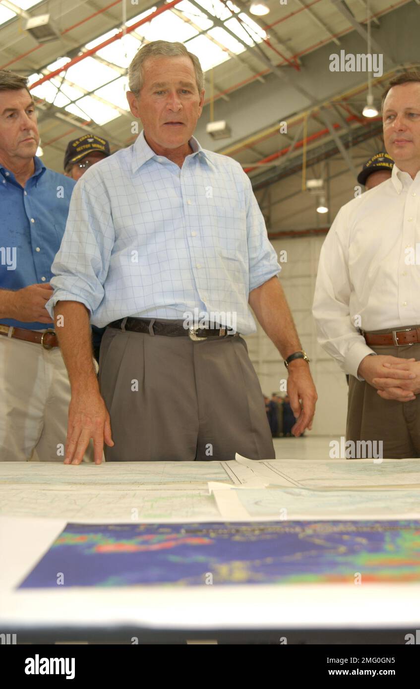 President George W. Bush Visit - 26-HK-6-159. Briefing in ATC hangar ...