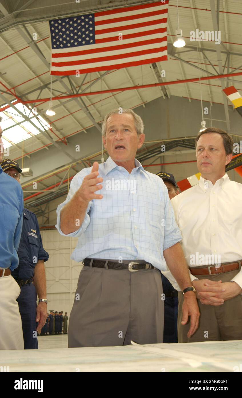 President George W. Bush Visit - 26-HK-6-122. Briefing in ATC hangar ...