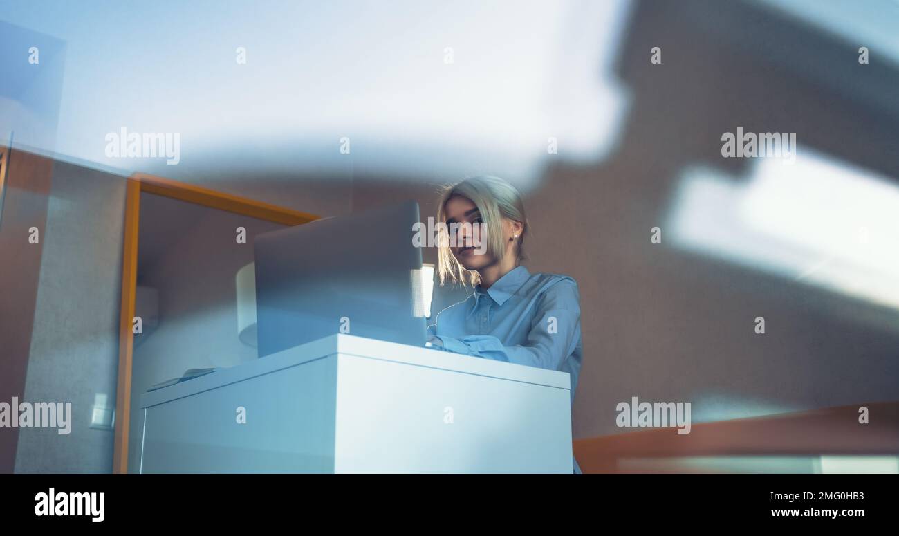 Working woman office success hi-res stock photography and images - Alamy