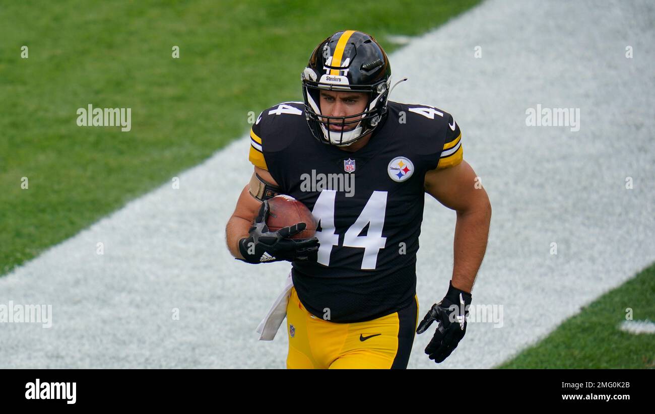 Pittsburgh Steelers fullback Derek Watt (44) warms up before an NFL ...