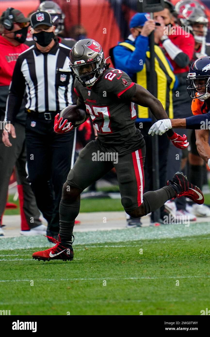 Tampa Bay Buccaneers running back Ronald Jones (27) runs against the ...