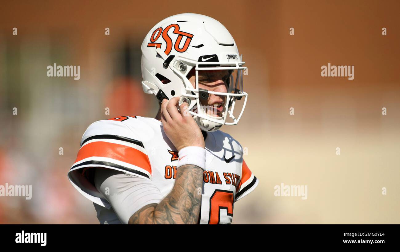 Oklahoma State quarterback Shane Illingworth (16) adjusts his helmet ...