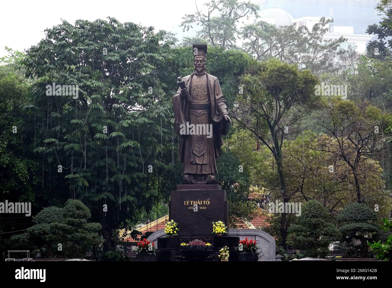 Emperor Ly Thai To statue, bronze sculpture, Hanoi, Hà Nội, Vietnam ...
