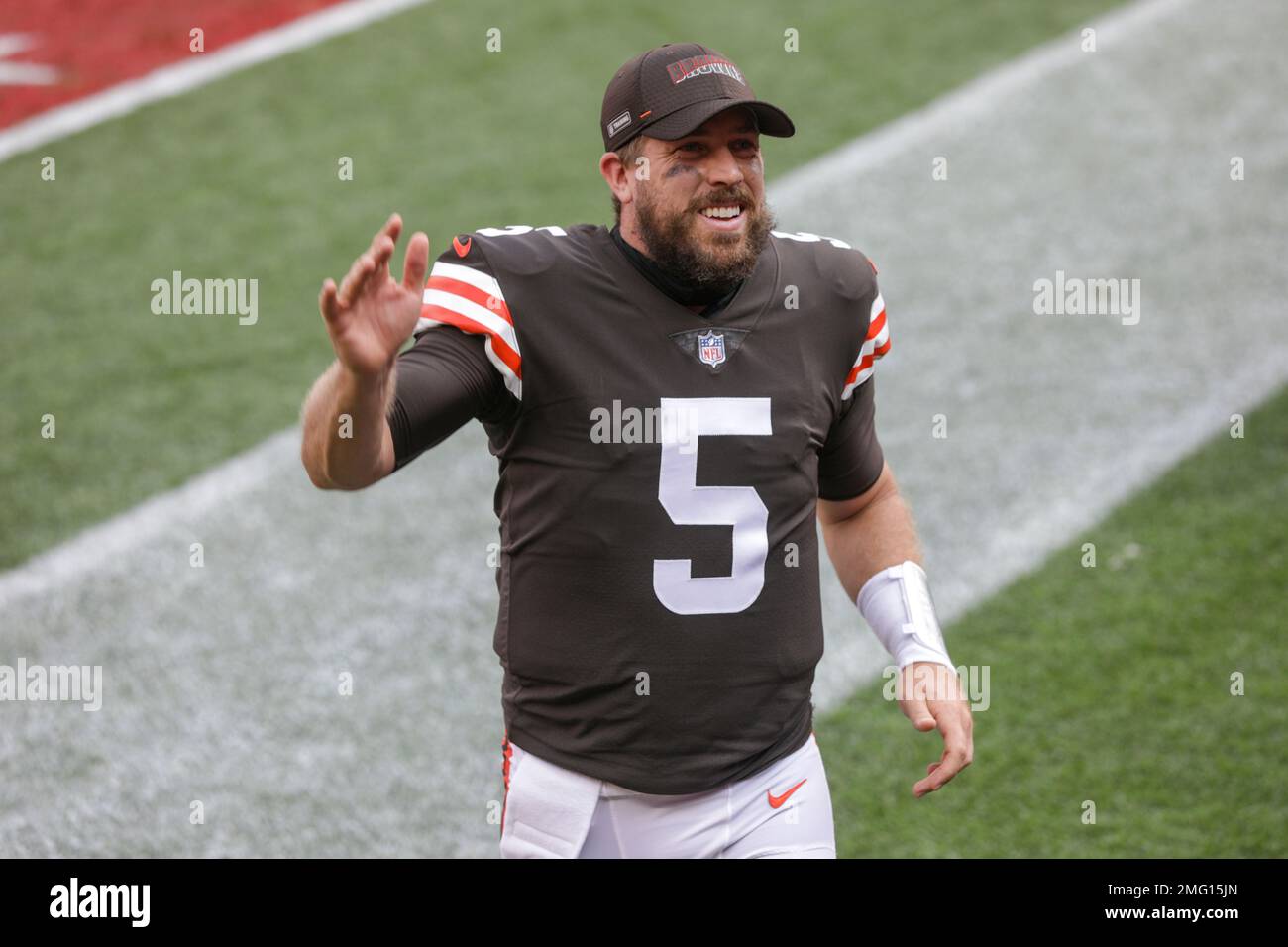Cleveland Browns quarterback Case Keenum (5) waves to fans after an NFL ...