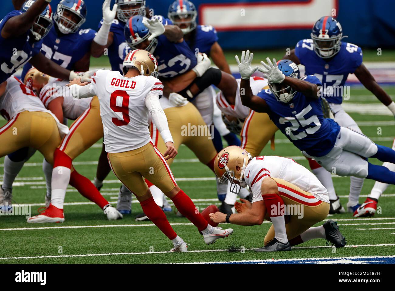 San Francisco 49ers place kicker Robbie Gould (9) kicks a field goal ...