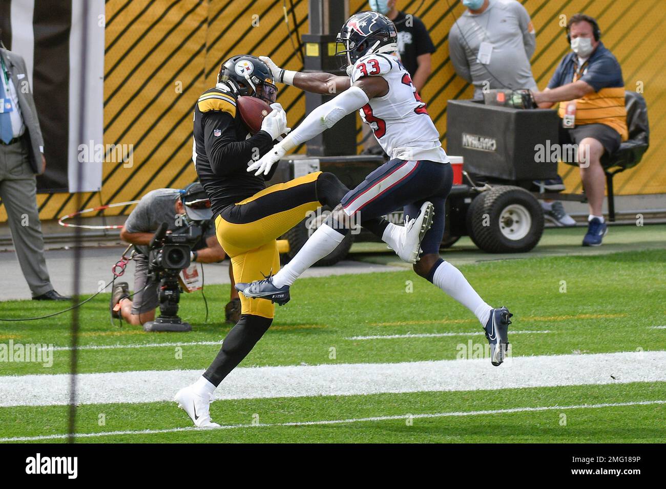 Pittsburgh Steelers tight end Eric Ebron (85) makes a touchdown catch ...
