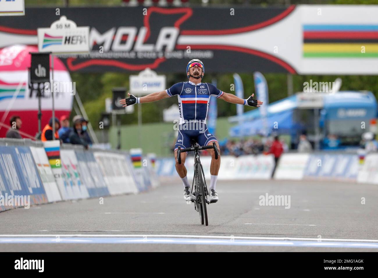 France's Julian Alaphilippe celebrates after winning the men's elite ...