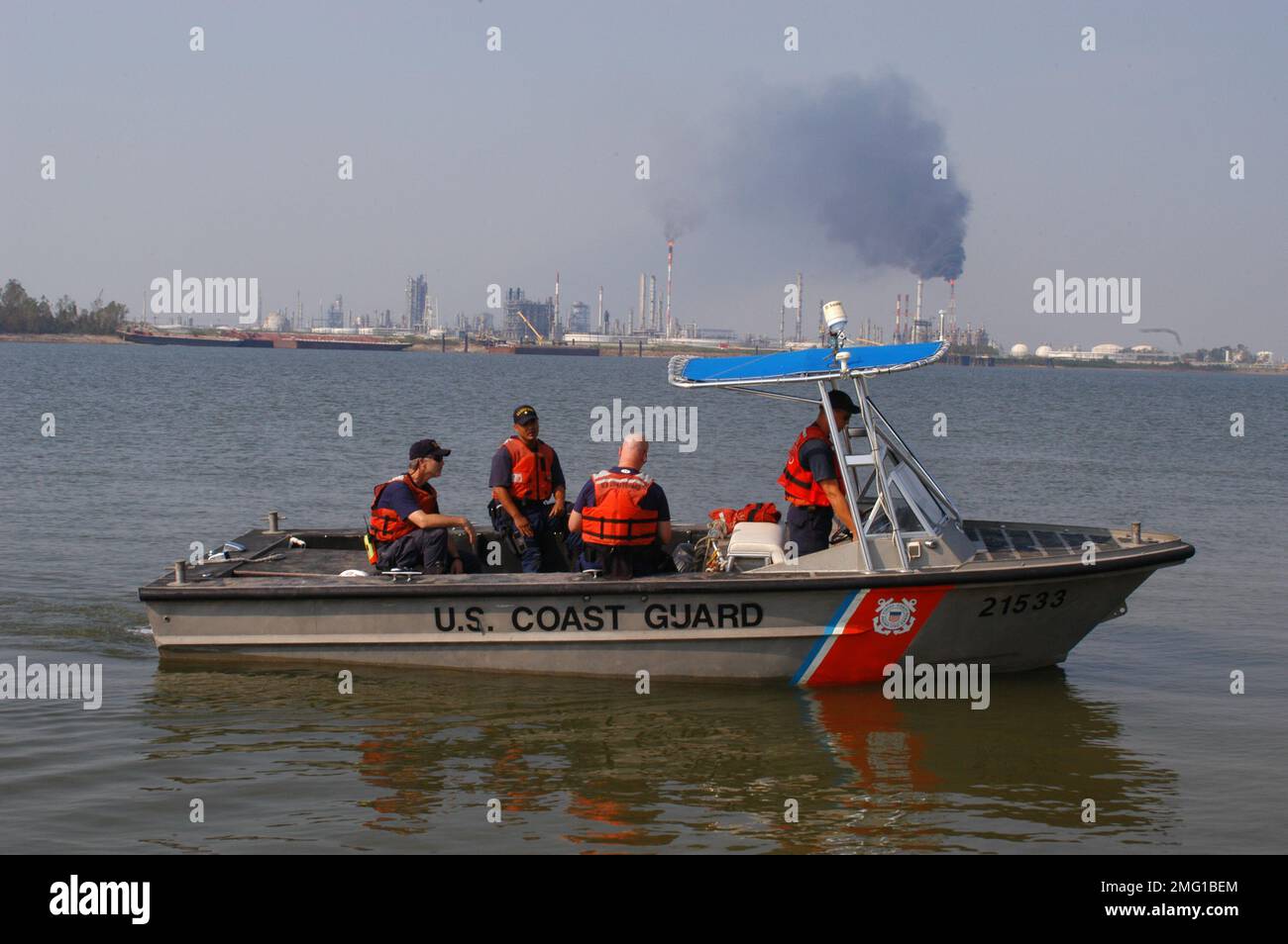 Small Boats - Miscellaneous - 26-HK-94-6. CG small boat crew underway ...
