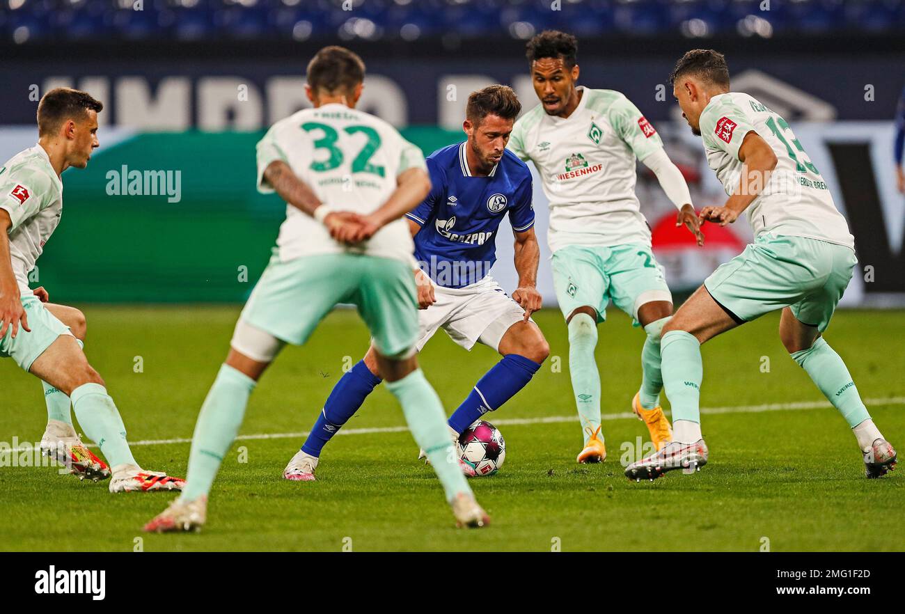 Schalke's Mark Uth, center, runs alone with the ball against Bremen's ...