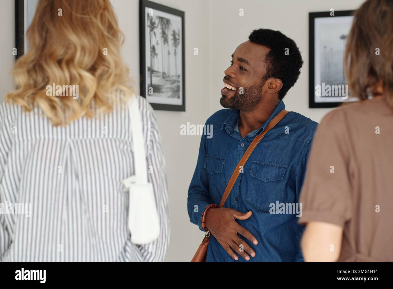 People visit art exhibition hi-res stock photography and images - Alamy