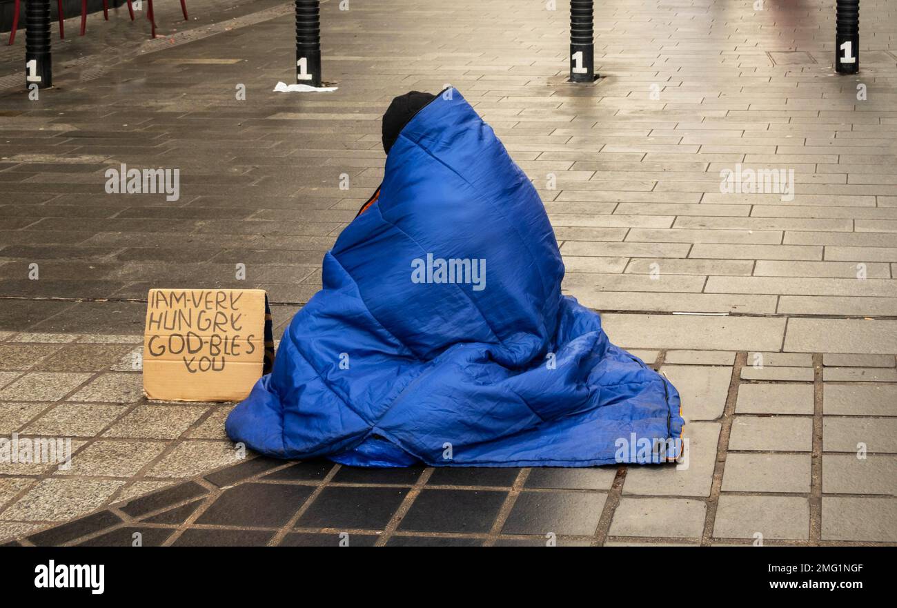 Homeless man with sign hi-res stock photography and images - Alamy