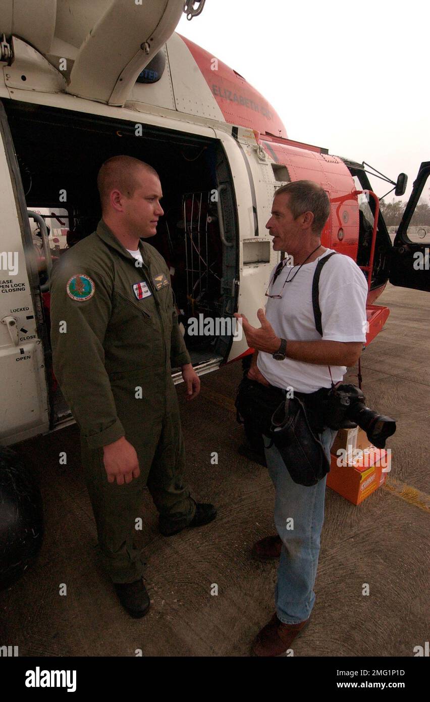 Civilian aircraft on ramp hi-res stock photography and images - Alamy