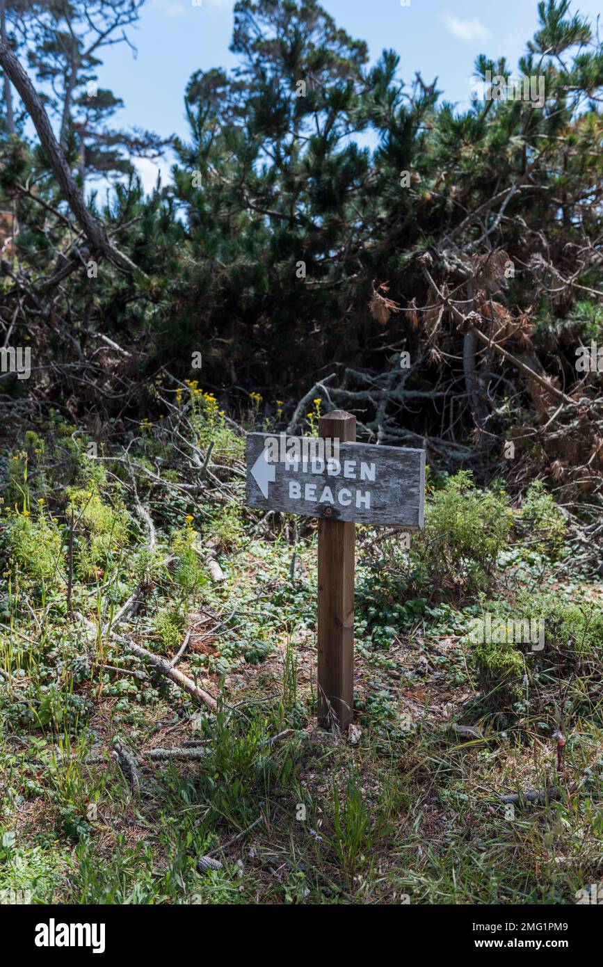 Hidden Beach signage leading the way Stock Photo - Alamy