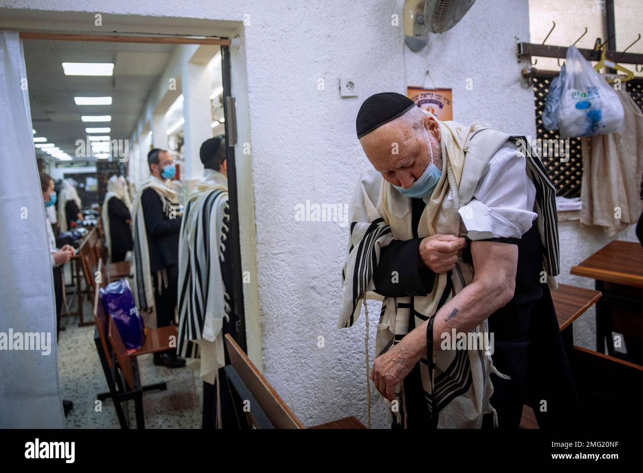 CORRECTS TO SAY PLACES TEFILLIN - Holocaust survivor Yehoshua Datsinger ...
