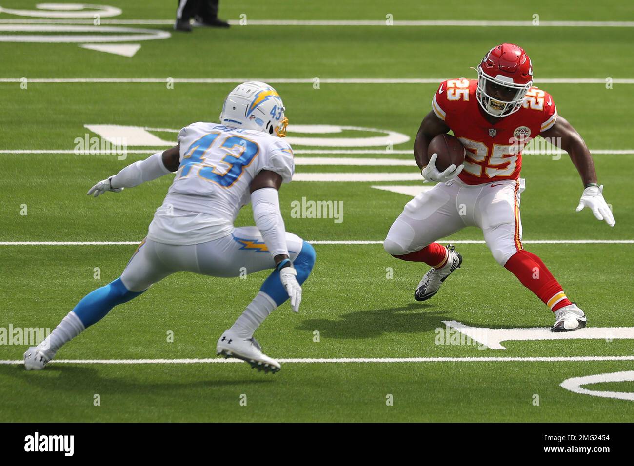 Kansas City running back Clyde Edward-Helaire (25) tries to evade Los ...