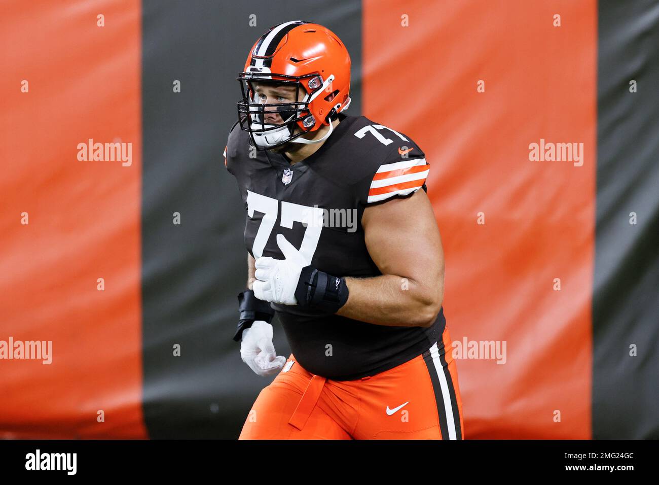 Cleveland Browns offensive guard Wyatt Teller (77) takes the field ...