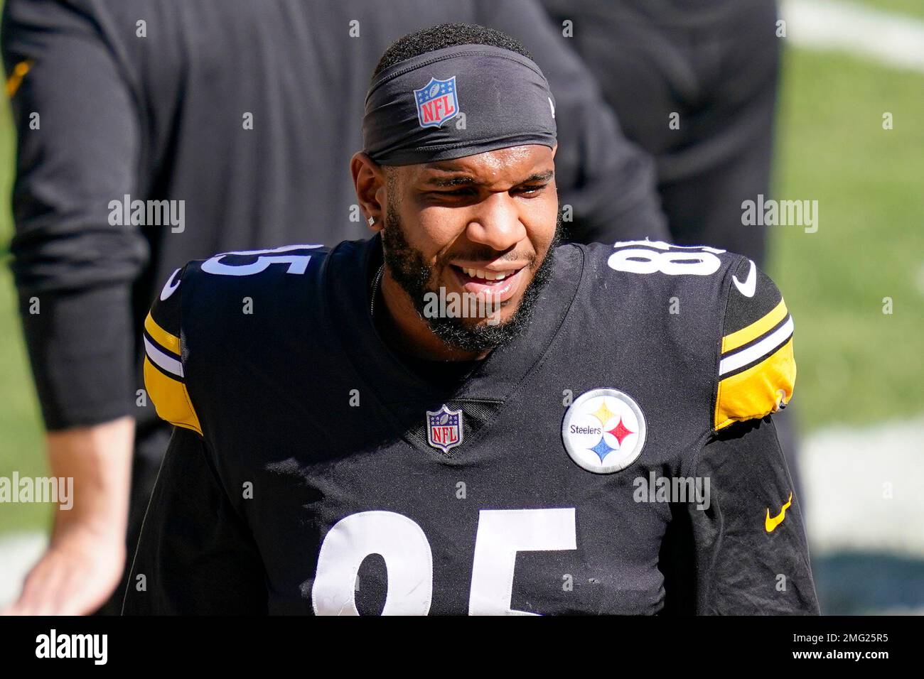 Pittsburgh Steelers tight end Eric Ebron (85) on the sideline during an ...