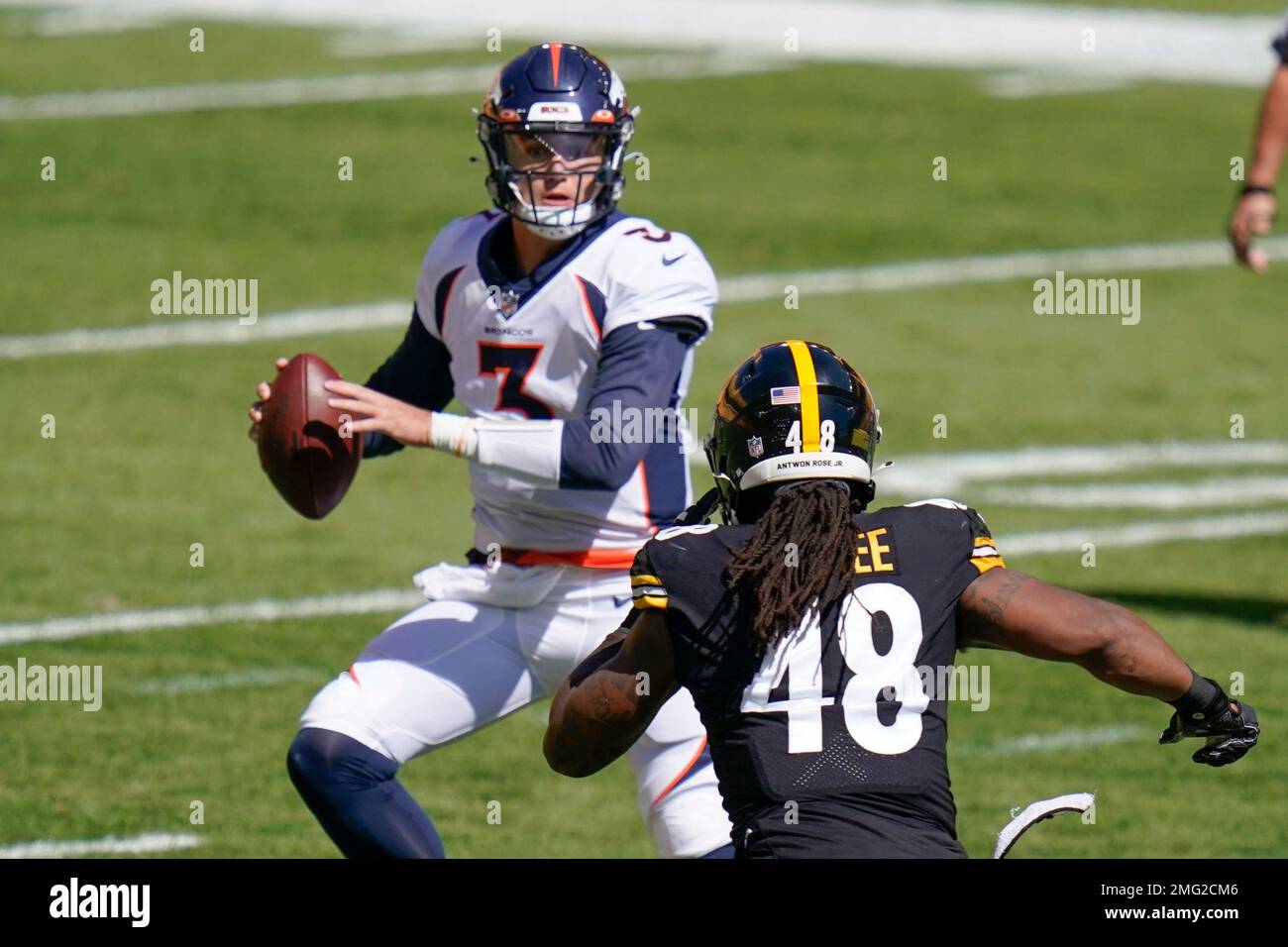 Pittsburgh Steelers outside linebacker Bud Dupree (48) blitzes Denver ...