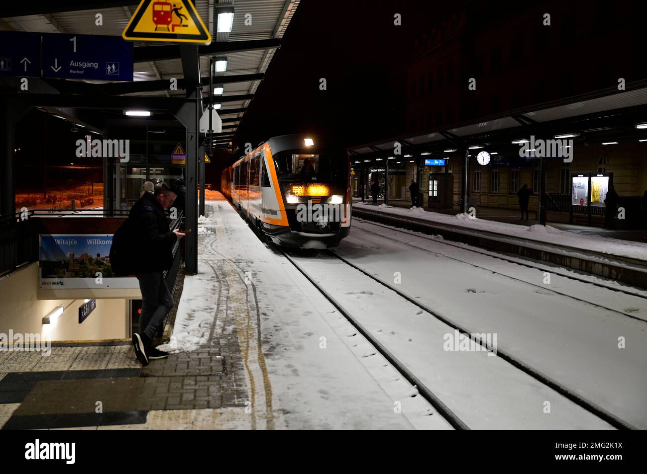 Einfahrender Zug, regionalbahn im Bahnhof Bautzen im Winter mit Schnee ...