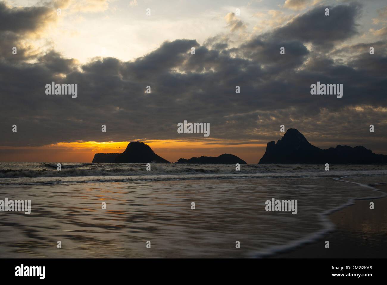Lemon Bay ( อ่าวมะนาว ) Sunset over the Gulf of Thailand - Prachuap ...