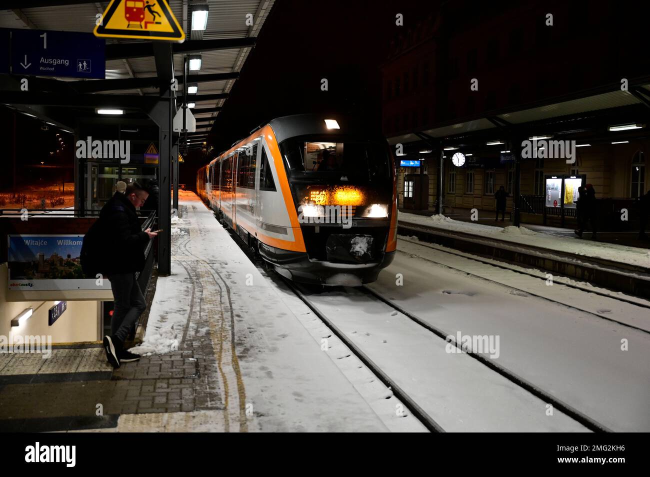 Einfahrender Zug, regionalbahn im Bahnhof Bautzen im Winter mit Schnee ...
