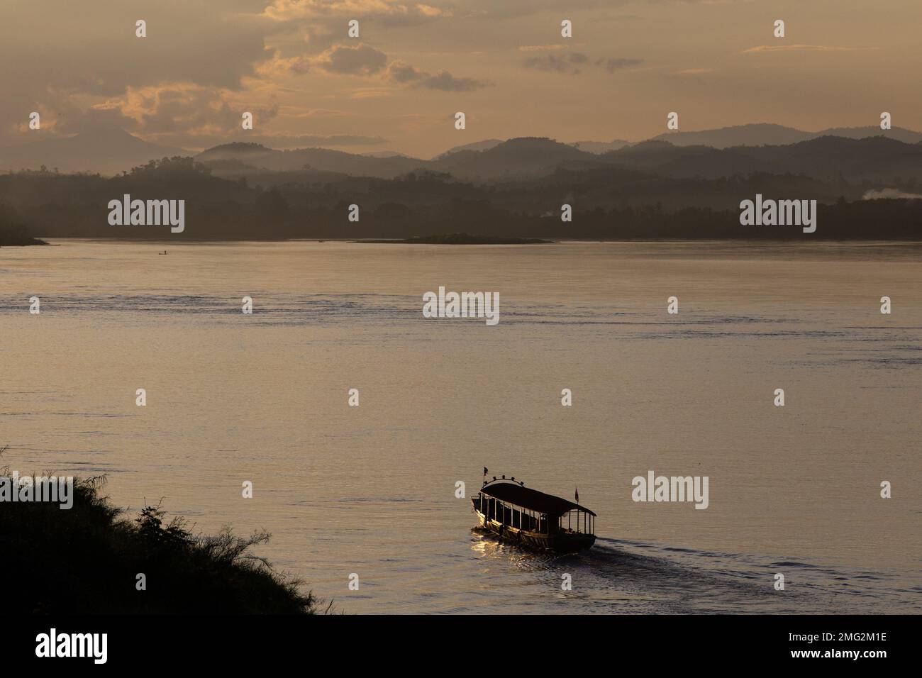 Mekong River Sunset in Nong Khai ( หนองคาย ) Thailand . The Mekong ...