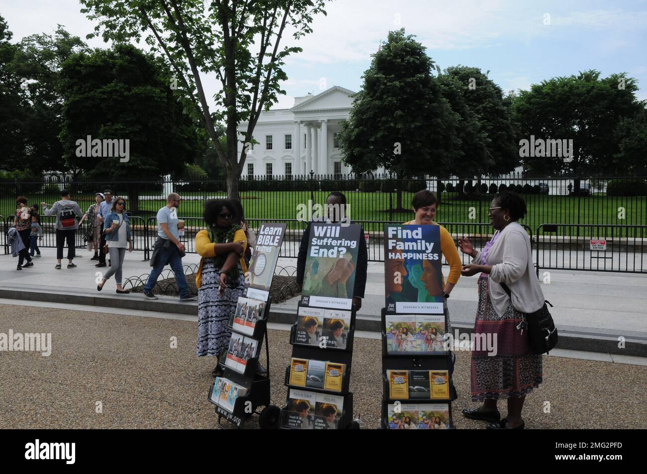 Infront white house hi-res stock photography and images - Alamy